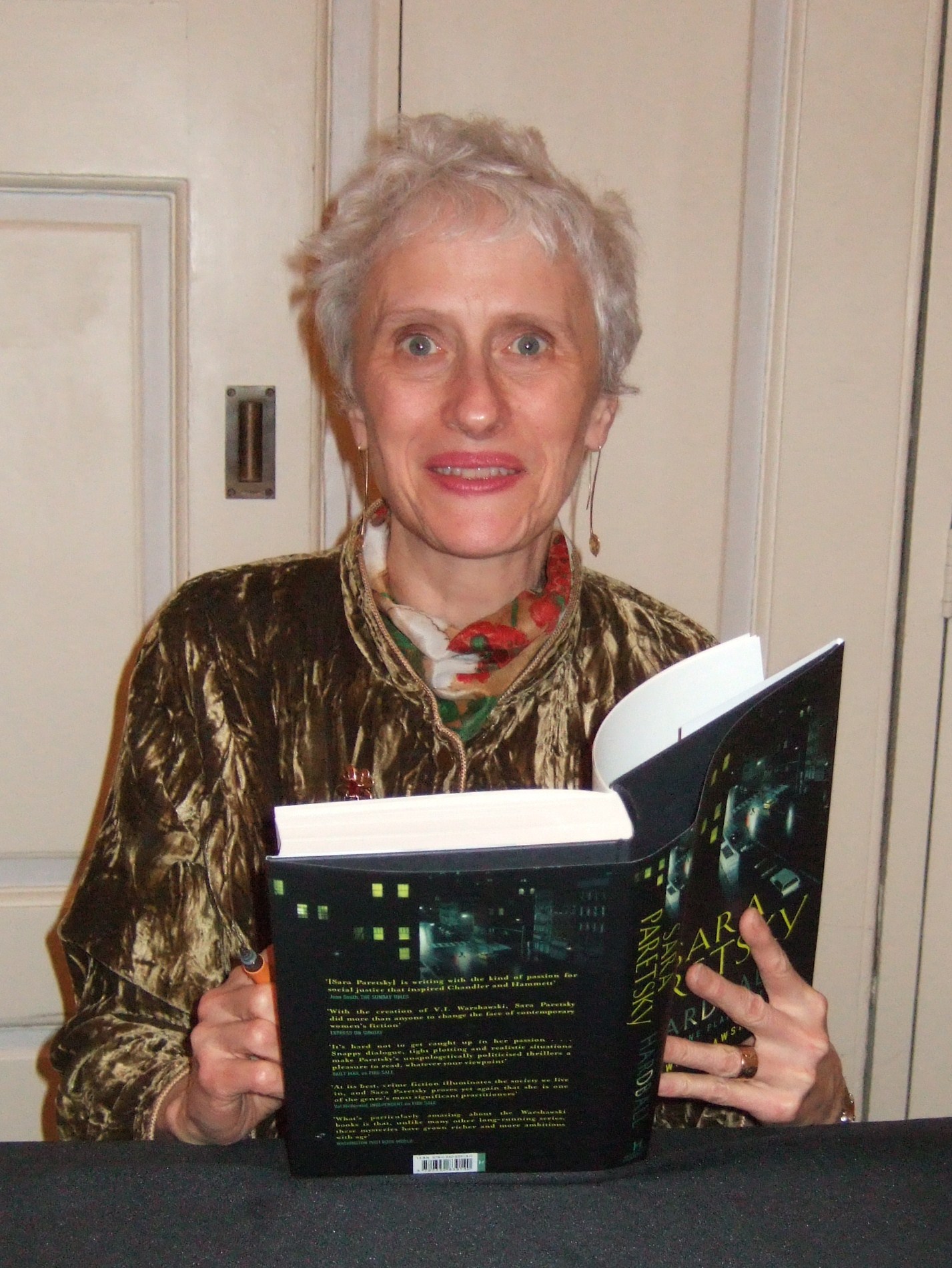 sara-paretsky-002 – AnnaBookBel